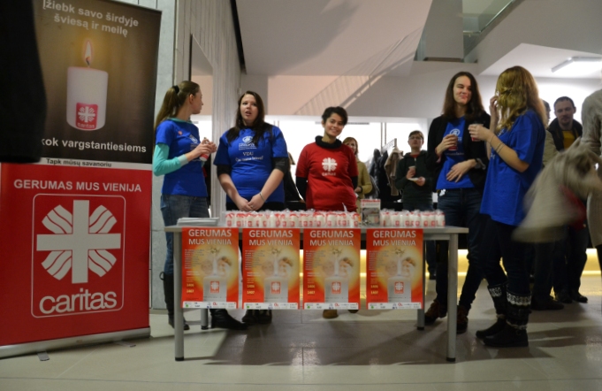 „Gerumas mus vienija“ žvakeles žiebė VDU bendruomenė